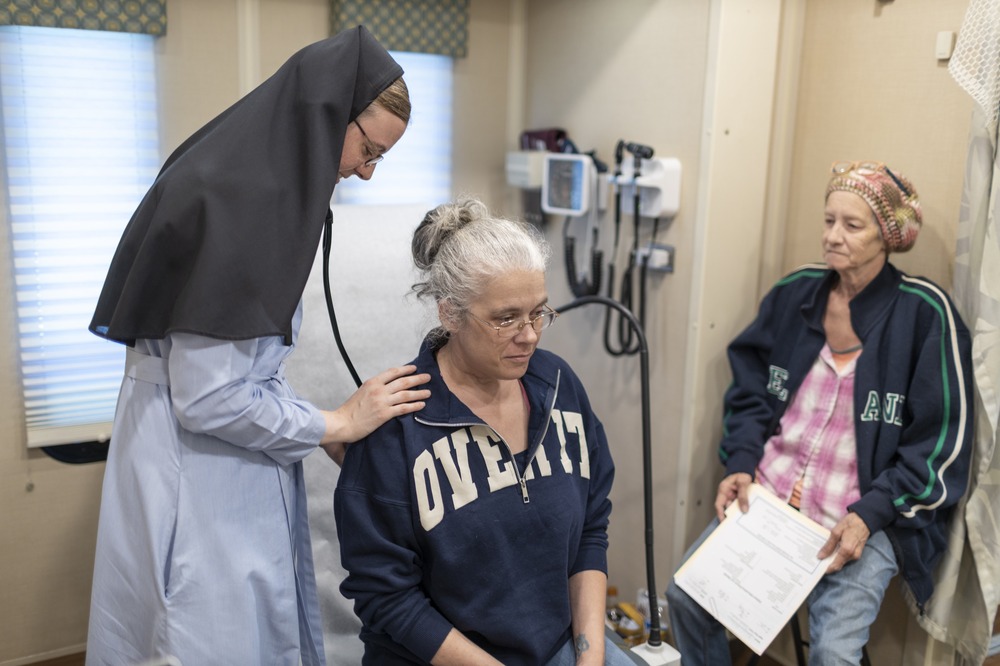 Woman religious who as physician treats Tennessee's uninsured receives ...